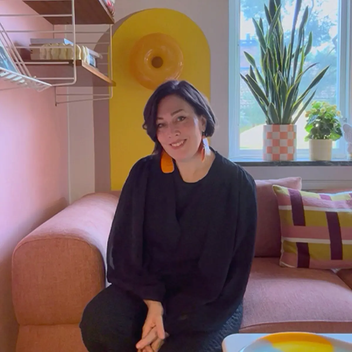 Cissi Åhlén inreder ett färgglatt vardagsrum | Rowico Home